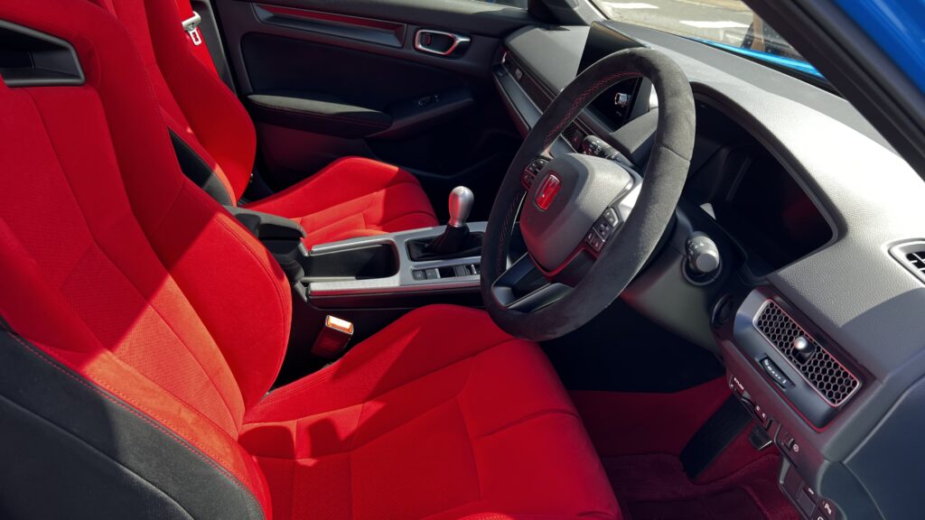 新型シビックタイプR FL5試乗レビュー FK8比ではカーブでの安定感が増し、初心者でも操れるMT車と実感